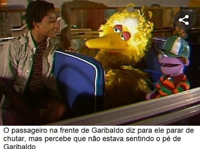 O passageiro na frente de Garibaldo diz para ele parar de chutar, mas ...