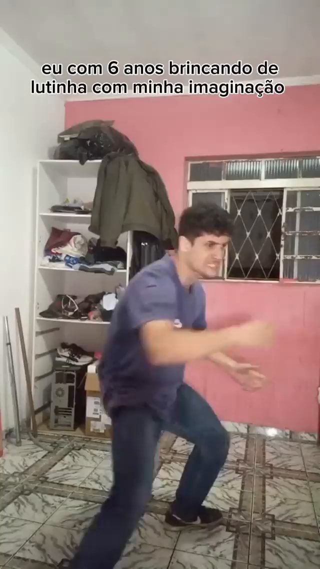 Eu Com 6 Anos Brincando De Lutinha Com Minha Imaginação Eu Com 6